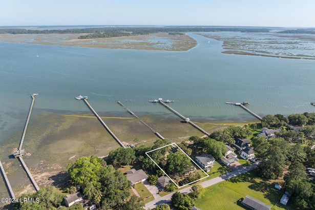 17 Ulmer Drive, Bluffton, SC, United States being shown by William ...